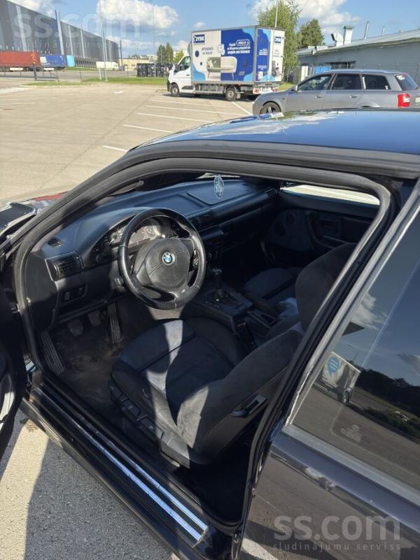 Black BMW 318 1998 in Riga, with an engine capacity of 1.90 L and mileage of 340 thousand km for 3300 €, photo 7 on AUTOMOTO.COM.LV