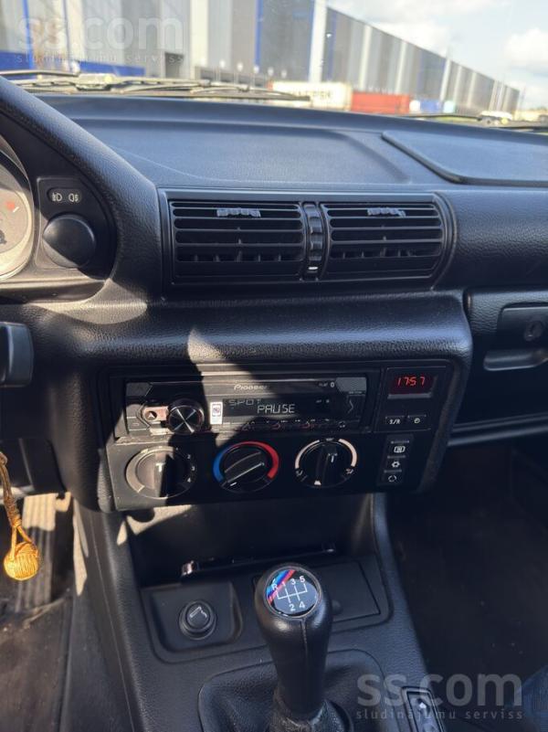 Black BMW 318 1998 in Riga, with an engine capacity of 1.90 L and mileage of 340 thousand km for 3300 €, photo 9 on AUTOMOTO.COM.LV
