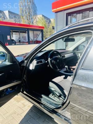 Black BMW 318 2009 in Riga, with an engine capacity of 2.00 L and mileage of 251 thousand km for 4699 €, photo 5 on AUTOMOTO.COM.LV