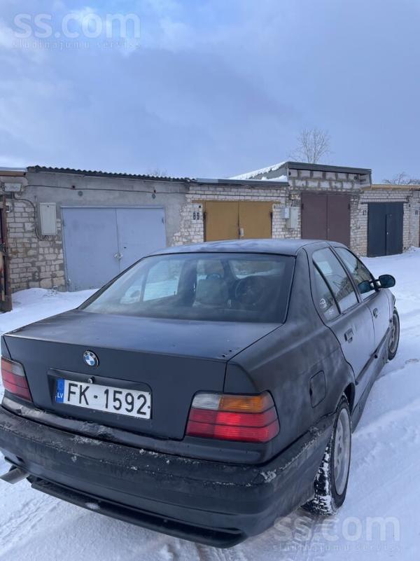 Black BMW 318 1992 in Tukums, with an engine capacity of 1.80 L and mileage of 300 thousand km for 1700 €, photo 3 on AUTOMOTO.COM.LV