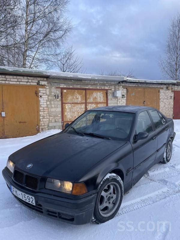 Black BMW 318 1992 in Tukums, with an engine capacity of 1.80 L and mileage of 300 thousand km for 1700 €, photo 4 on AUTOMOTO.COM.LV