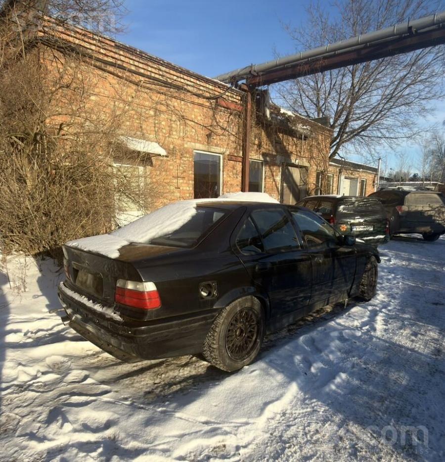 Black BMW 318 1994 in Riga, with an engine capacity of 1.80 L and mileage of 270 thousand km for 5400 €, photo 1 on AUTOMOTO.COM.LV