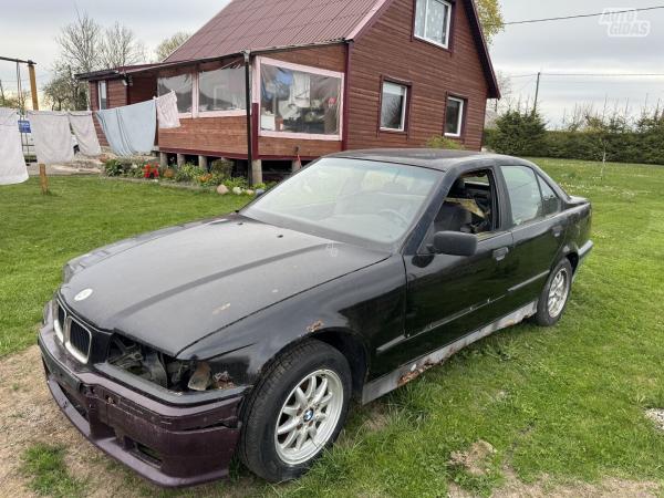 Black BMW 318 1995 in Plunge, with an engine capacity of 1.80 L and mileage of 300 thousand km for 500 €, photo 2 on AUTOMOTO.COM.LV