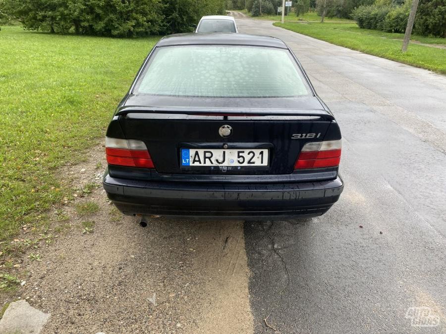 Black BMW 318 1995 in Klaipeda, with an engine capacity of 1.80 L and mileage of 240 thousand km for 1500 €, photo 5 on AUTOMOTO.COM.LV
