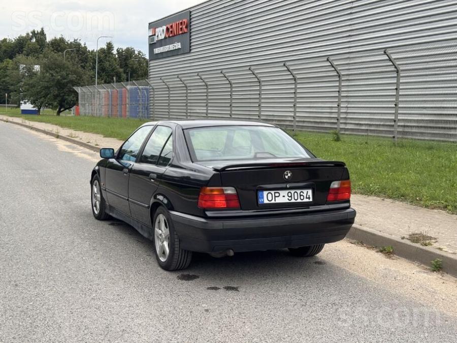 Melns BMW 318 1997 Rīga, ar dzinēja tilpumu 1.60 L un nobraukumu 276 tūkst. km par 3400 €, foto 5 vietnē AUTOMOTO.COM.LV