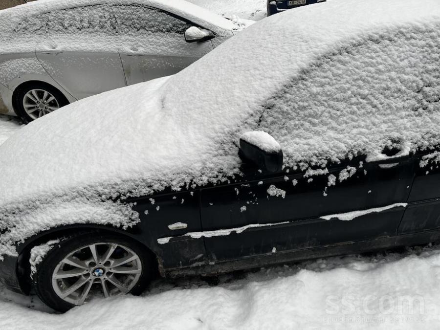 Black BMW 318 2000 in Saldus, with an engine capacity of 1.90 L and mileage of 302 thousand km for 1950 €, photo 2 on AUTOMOTO.COM.LV