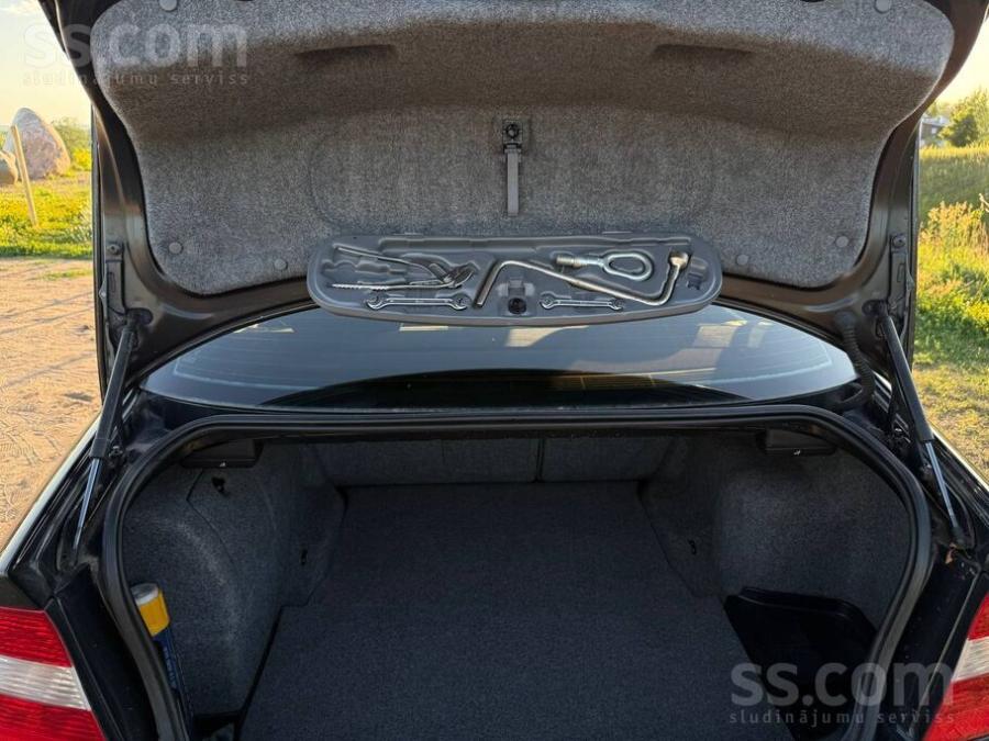 Black BMW 318 2003 in Daugavpils, with an engine capacity of 2.00 L and mileage of 303 thousand km for 2800 €, photo 12 on AUTOMOTO.COM.LV