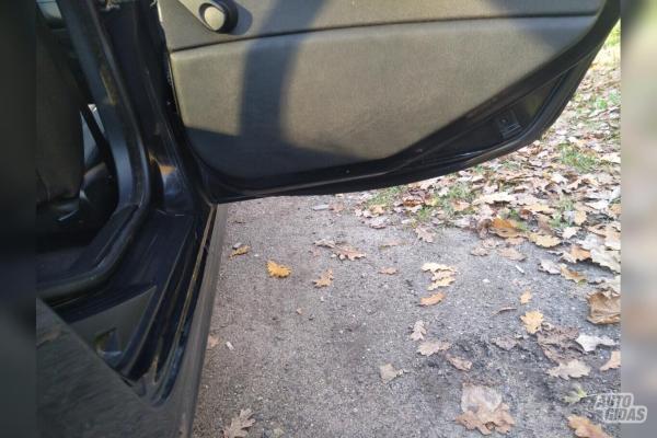 Melns BMW 318 2003 Viļņa, ar dzinēja tilpumu 2.00 L un nobraukumu 241 tūkst. km par 1650 €, foto 11 vietnē AUTOMOTO.COM.LV