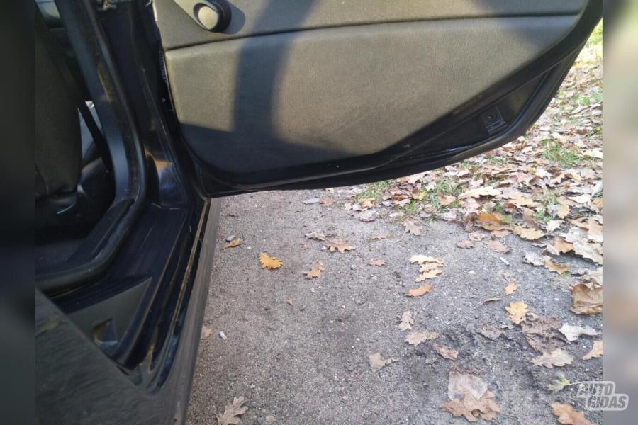 Black BMW 318 2003 in Vilnius, with an engine capacity of 2.00 L and mileage of 241 thousand km for 1650 €, photo 11 on AUTOMOTO.COM.LV