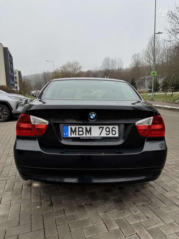 Black BMW 318 2006 in Vilnius, with an engine capacity of 2.00 L and mileage of 330 thousand km for 3300 €, photo 4 on AUTOMOTO.COM.LV