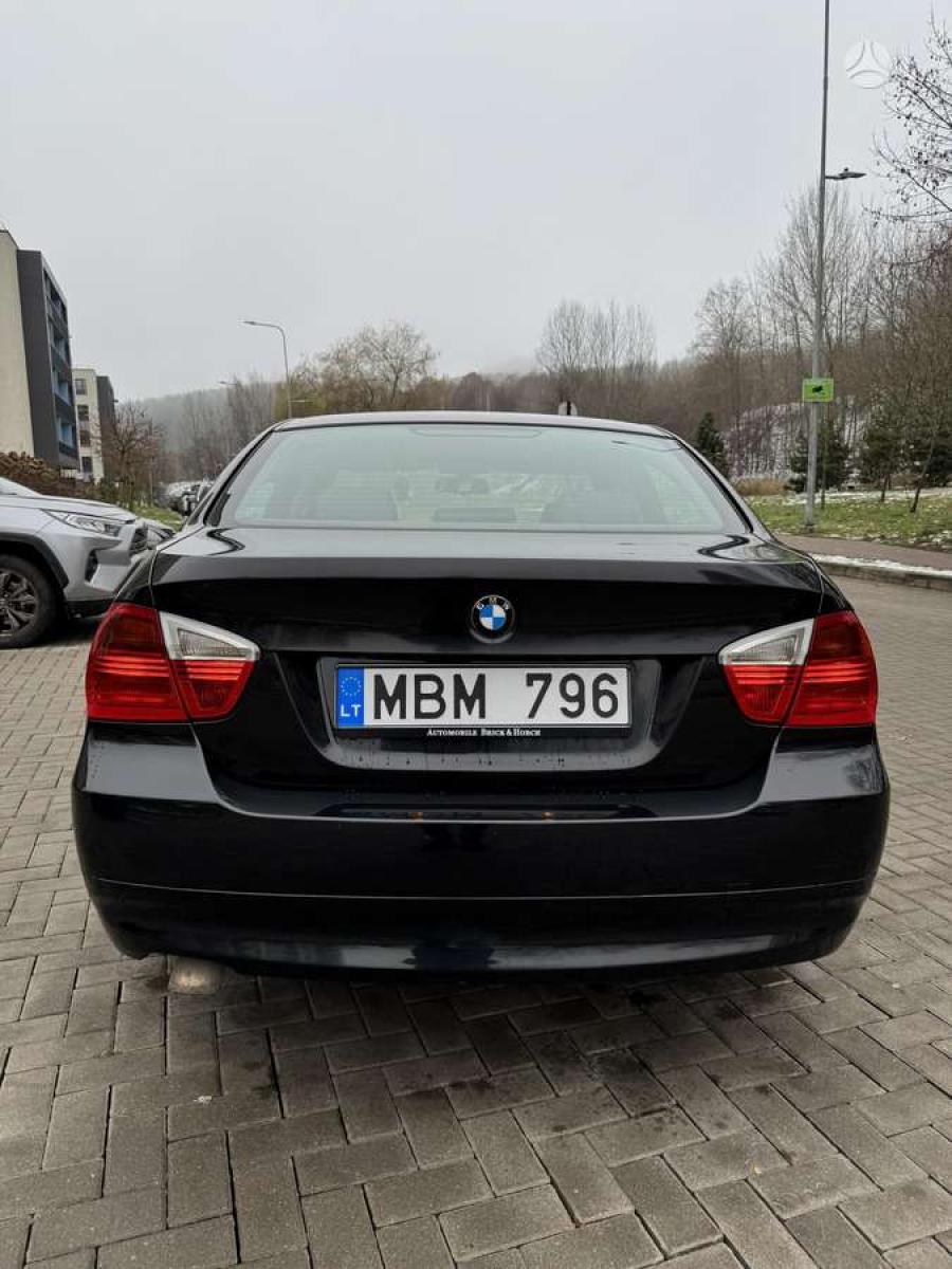 Black BMW 318 2006 in Vilnius, with an engine capacity of 2.00 L and mileage of 330 thousand km for 3300 €, photo 4 on AUTOMOTO.COM.LV