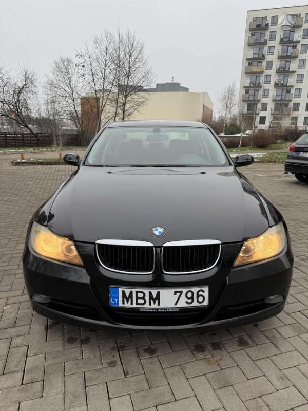 Black BMW 318 2006 in Vilnius, with an engine capacity of 2.00 L and mileage of 330 thousand km for 3300 €, photo 8 on AUTOMOTO.COM.LV