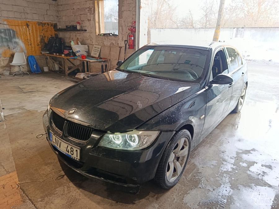 Black BMW 318 2006 in Joniskis, with an engine capacity of 2.00 L and mileage of 250 thousand km for 600 €, photo 3 on AUTOMOTO.COM.LV