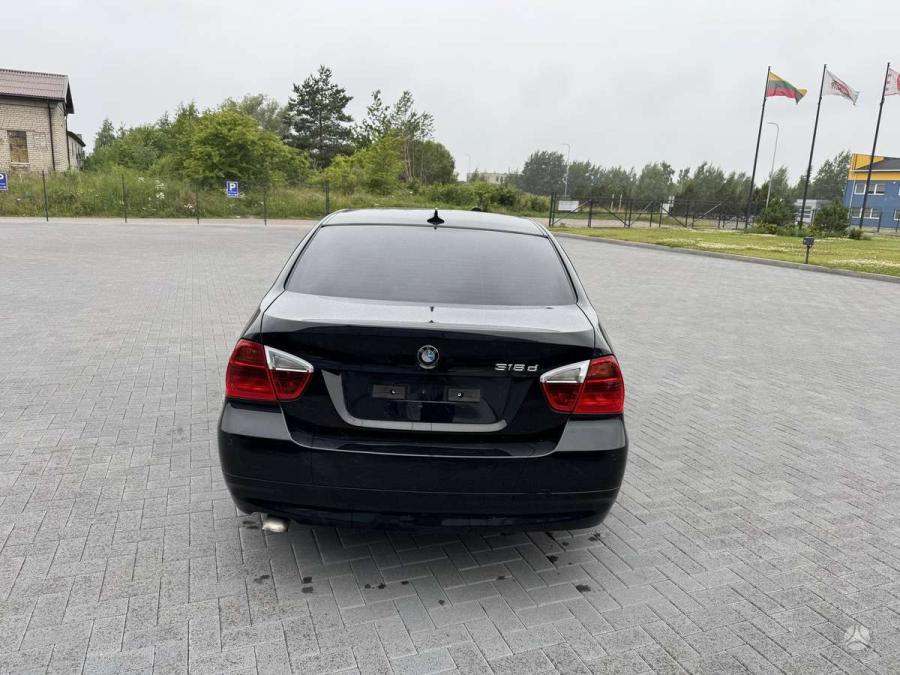 Black BMW 318 2006 in Telschi, with an engine capacity of 2.00 L and mileage of 210 thousand km for 4499 €, photo 6 on AUTOMOTO.COM.LV