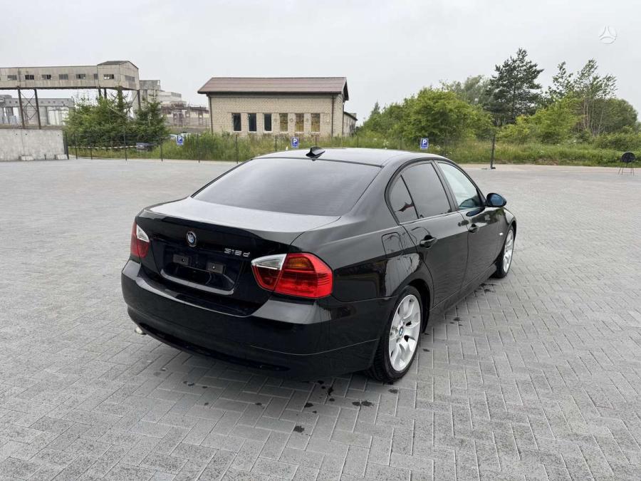 Black BMW 318 2006 in Telschi, with an engine capacity of 2.00 L and mileage of 210 thousand km for 4499 €, photo 7 on AUTOMOTO.COM.LV