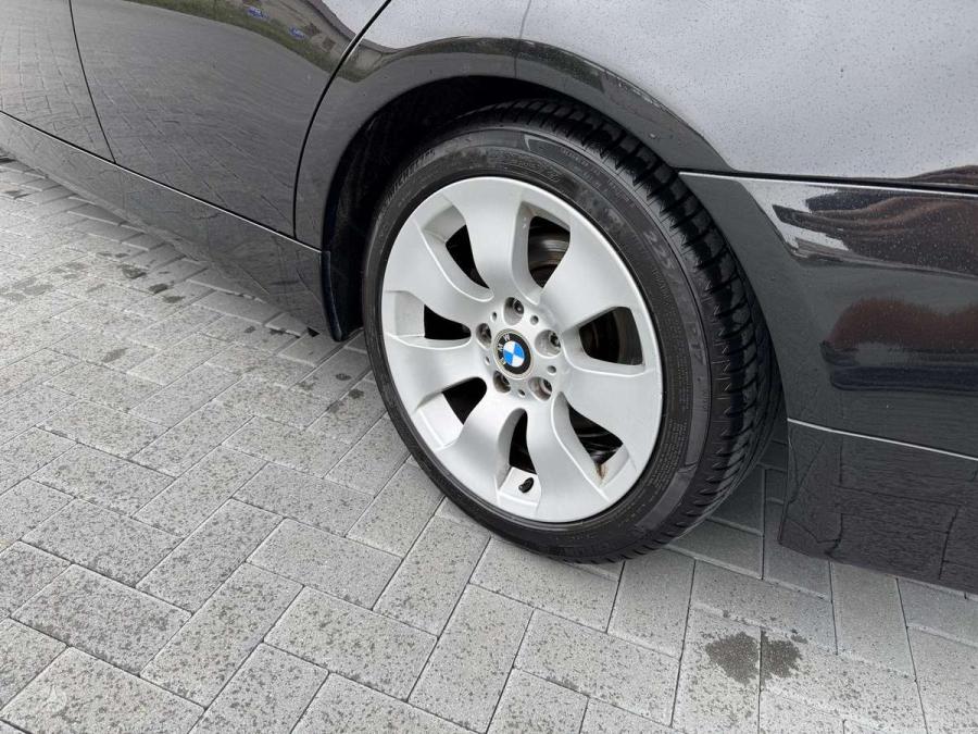 Black BMW 318 2006 in Telschi, with an engine capacity of 2.00 L and mileage of 210 thousand km for 4499 €, photo 13 on AUTOMOTO.COM.LV
