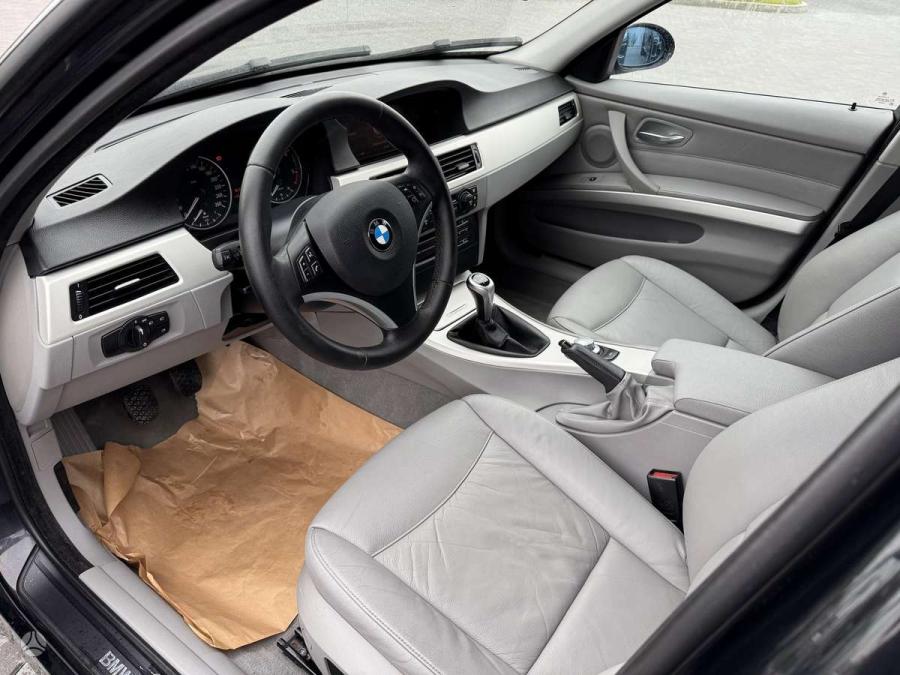 Black BMW 318 2006 in Telschi, with an engine capacity of 2.00 L and mileage of 210 thousand km for 4499 €, photo 17 on AUTOMOTO.COM.LV