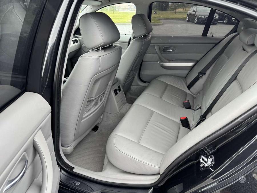 Black BMW 318 2006 in Telschi, with an engine capacity of 2.00 L and mileage of 210 thousand km for 4499 €, photo 19 on AUTOMOTO.COM.LV