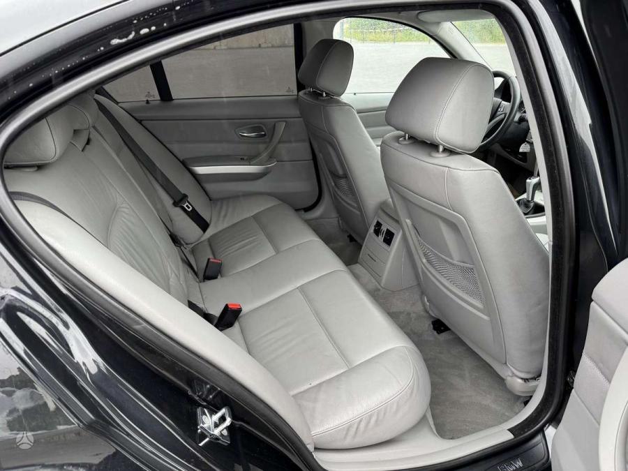 Black BMW 318 2006 in Telschi, with an engine capacity of 2.00 L and mileage of 210 thousand km for 4499 €, photo 21 on AUTOMOTO.COM.LV