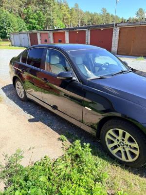 Black BMW 318 2007 in Riga, with an engine capacity of 2.00 L and mileage of 272 thousand km for 2350 €, photo 3 on AUTOMOTO.COM.LV