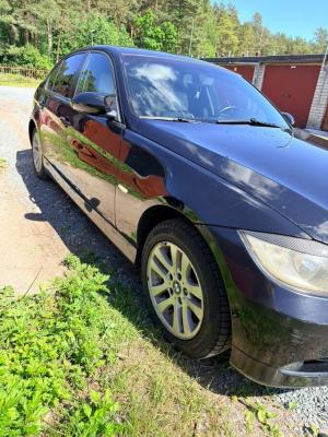Black BMW 318 2007 in Riga, with an engine capacity of 2.00 L and mileage of 272 thousand km for 2350 €, photo 16 on AUTOMOTO.COM.LV