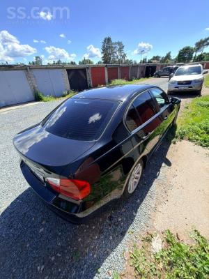 Black BMW 318 2007 in Riga, with an engine capacity of 2.00 L and mileage of 272 thousand km for 2350 €, photo 17 on AUTOMOTO.COM.LV