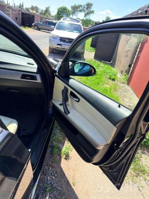 Black BMW 318 2007 in Riga, with an engine capacity of 2.00 L and mileage of 272 thousand km for 2350 €, photo 22 on AUTOMOTO.COM.LV
