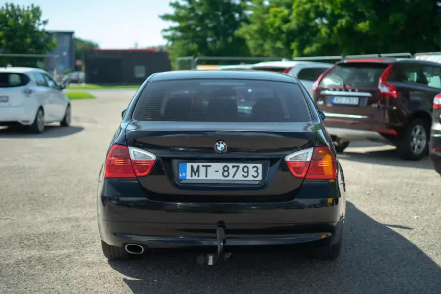 Black BMW 318 2007 in Liepaja, with an engine capacity of 2.00 L and mileage of 261 thousand km for 4900 €, photo 4 on AUTOMOTO.COM.LV