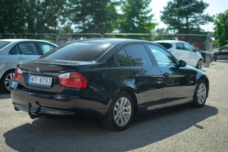 Black BMW 318 2007 in Liepaja, with an engine capacity of 2.00 L and mileage of 261 thousand km for 4900 €, photo 5 on AUTOMOTO.COM.LV