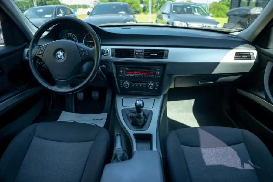 Black BMW 318 2007 in Liepaja, with an engine capacity of 2.00 L and mileage of 261 thousand km for 4900 €, photo 8 on AUTOMOTO.COM.LV