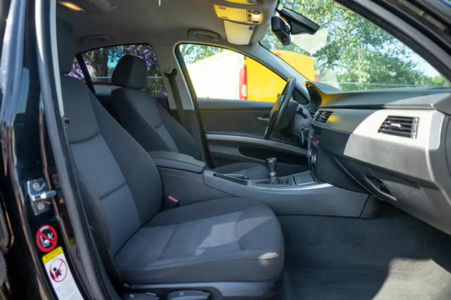 Black BMW 318 2007 in Liepaja, with an engine capacity of 2.00 L and mileage of 261 thousand km for 4900 €, photo 14 on AUTOMOTO.COM.LV