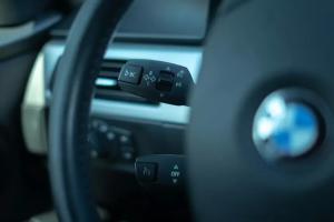Black BMW 318 2007 in Liepaja, with an engine capacity of 2.00 L and mileage of 261 thousand km for 4900 €, photo 18 on AUTOMOTO.COM.LV