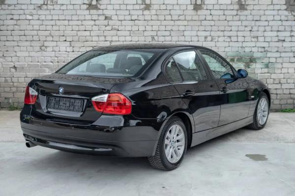 Melns BMW 318 2007 Liepāja, ar dzinēja tilpumu 2.00 L un nobraukumu 276 tūkst. km par 4400 €, foto 4 vietnē AUTOMOTO.COM.LV