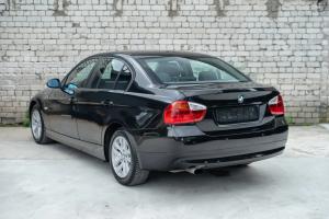 Black BMW 318 2007 in Liepaja, with an engine capacity of 2.00 L and mileage of 276 thousand km for 4400 €, photo 4 on AUTOMOTO.COM.LV