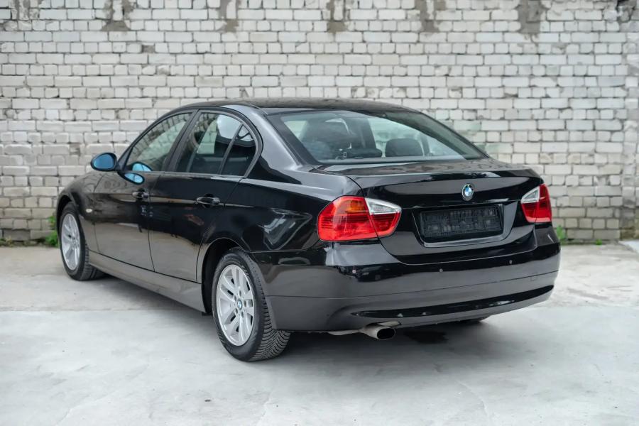 Black BMW 318 2007 in Liepaja, with an engine capacity of 2.00 L and mileage of 276 thousand km for 4400 €, photo 4 on AUTOMOTO.COM.LV