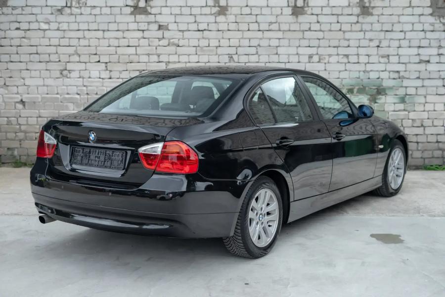 Black BMW 318 2007 in Liepaja, with an engine capacity of 2.00 L and mileage of 276 thousand km for 4400 €, photo 5 on AUTOMOTO.COM.LV
