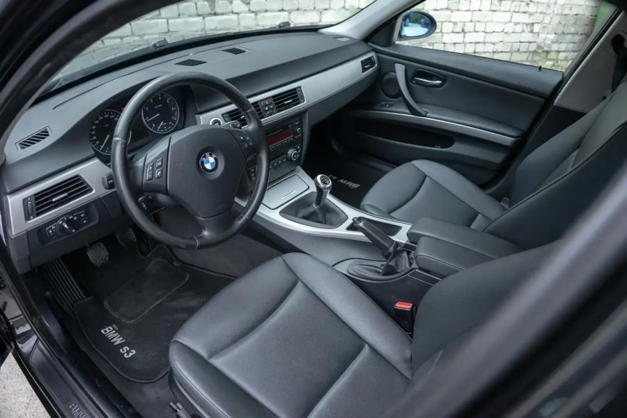 Black BMW 318 2007 in Liepaja, with an engine capacity of 2.00 L and mileage of 276 thousand km for 4400 €, photo 6 on AUTOMOTO.COM.LV