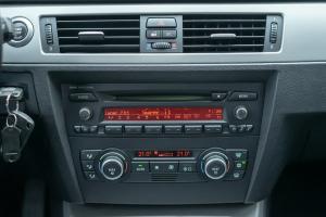 Black BMW 318 2007 in Liepaja, with an engine capacity of 2.00 L and mileage of 276 thousand km for 4400 €, photo 9 on AUTOMOTO.COM.LV