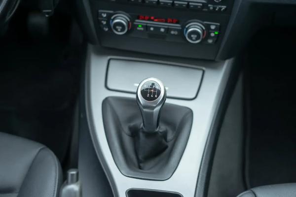 Melns BMW 318 2007 Liepāja, ar dzinēja tilpumu 2.00 L un nobraukumu 276 tūkst. km par 4400 €, foto 9 vietnē AUTOMOTO.COM.LV