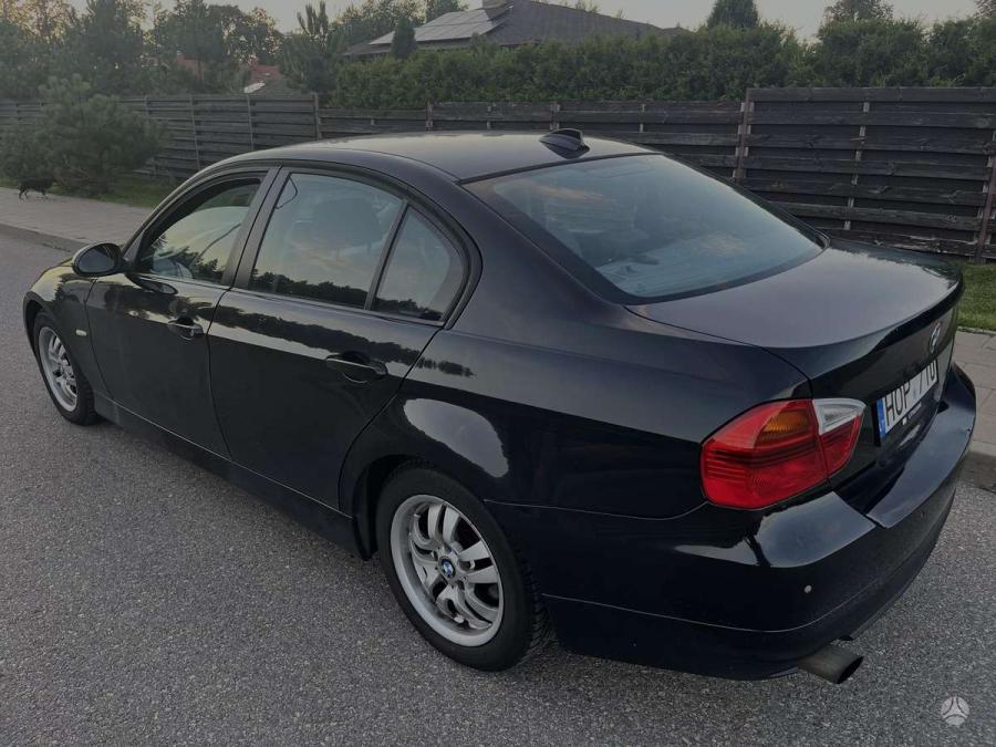 Black BMW 318 2007 in Vilnius, with an engine capacity of 2.00 L and mileage of 312 thousand km for 2470 €, photo 3 on AUTOMOTO.COM.LV