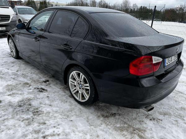 Black BMW 318 2008 in Kaunas, with an engine capacity of 2.00 L and mileage of 250 thousand km for 2600 €, photo 2 on AUTOMOTO.COM.LV
