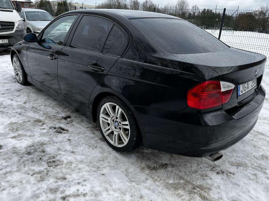Black BMW 318 2008 in Kaunas, with an engine capacity of 2.00 L and mileage of 250 thousand km for 2600 €, photo 2 on AUTOMOTO.COM.LV