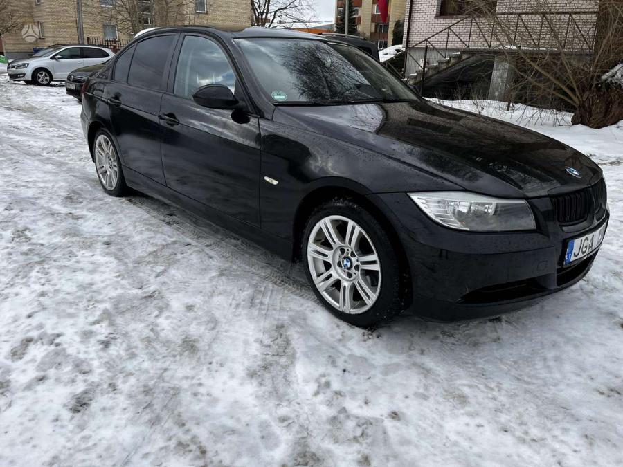 Black BMW 318 2008 in Kaunas, with an engine capacity of 2.00 L and mileage of 250 thousand km for 2600 €, photo 3 on AUTOMOTO.COM.LV