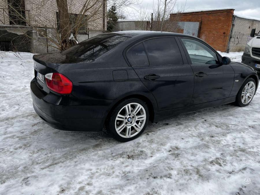 Black BMW 318 2008 in Kaunas, with an engine capacity of 2.00 L and mileage of 250 thousand km for 2600 €, photo 4 on AUTOMOTO.COM.LV