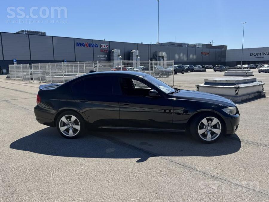 Black BMW 318 2009 in Riga, with an engine capacity of 2.00 L and mileage of 339 thousand km for 4200 €, photo 3 on AUTOMOTO.COM.LV