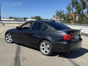 Black BMW 318 2009 in Riga, with an engine capacity of 2.00 L and mileage of 339 thousand km for 4200 €, photo 4 on AUTOMOTO.COM.LV
