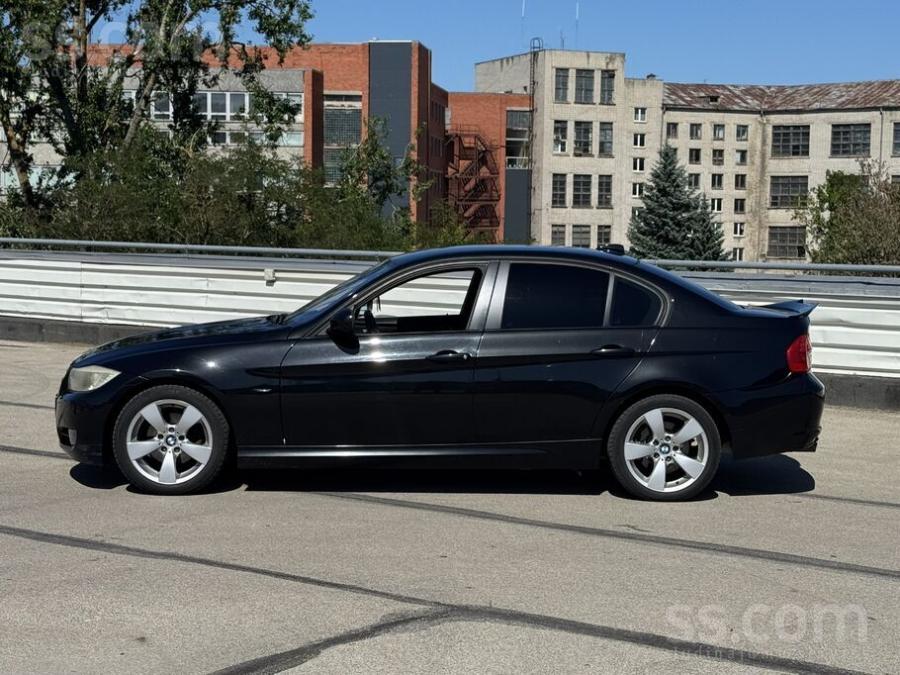 Black BMW 318 2009 in Riga, with an engine capacity of 2.00 L and mileage of 339 thousand km for 4200 €, photo 7 on AUTOMOTO.COM.LV
