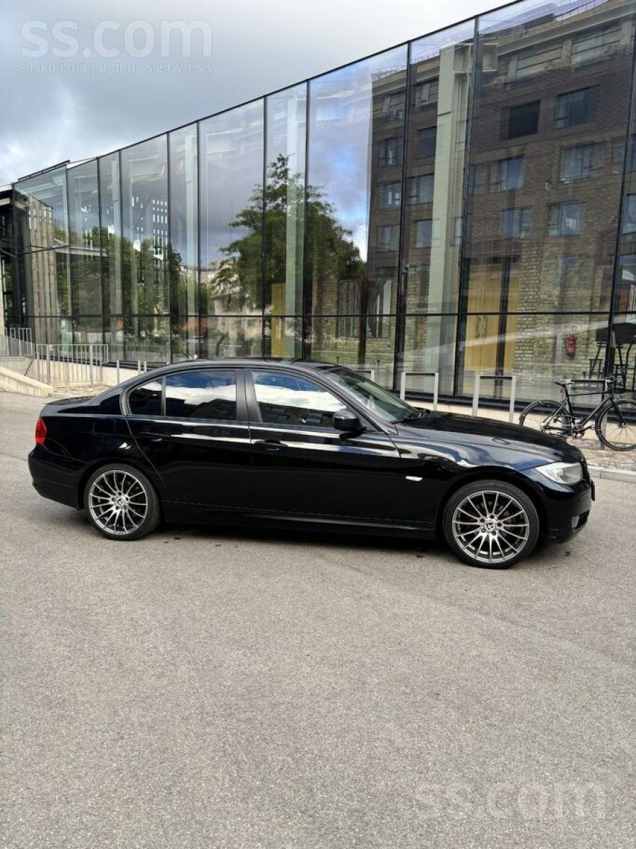 Black BMW 318 2009 in Riga, with an engine capacity of 2.00 L and mileage of 227 thousand km for 3900 €, photo 3 on AUTOMOTO.COM.LV
