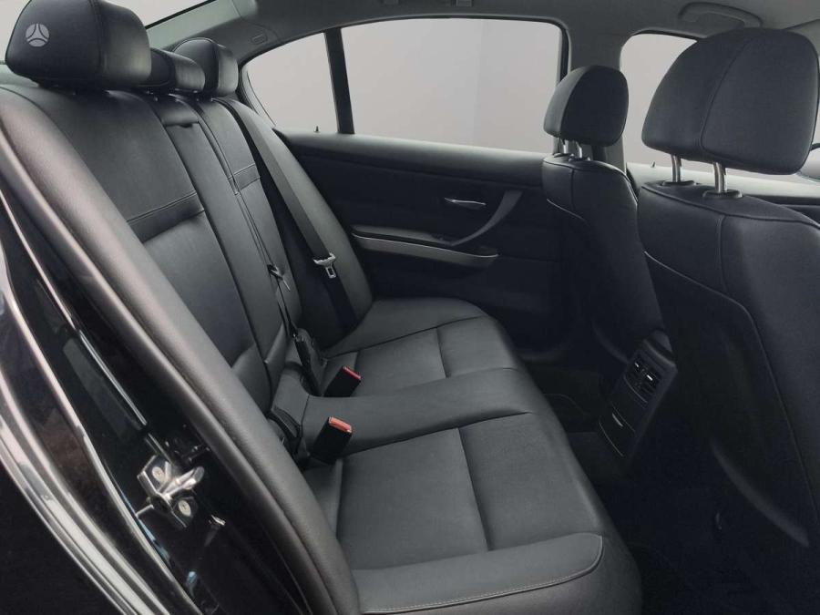 Black BMW 318 2009 in Klaipeda, with an engine capacity of 2.00 L and mileage of 236 thousand km for 4999 €, photo 10 on AUTOMOTO.COM.LV