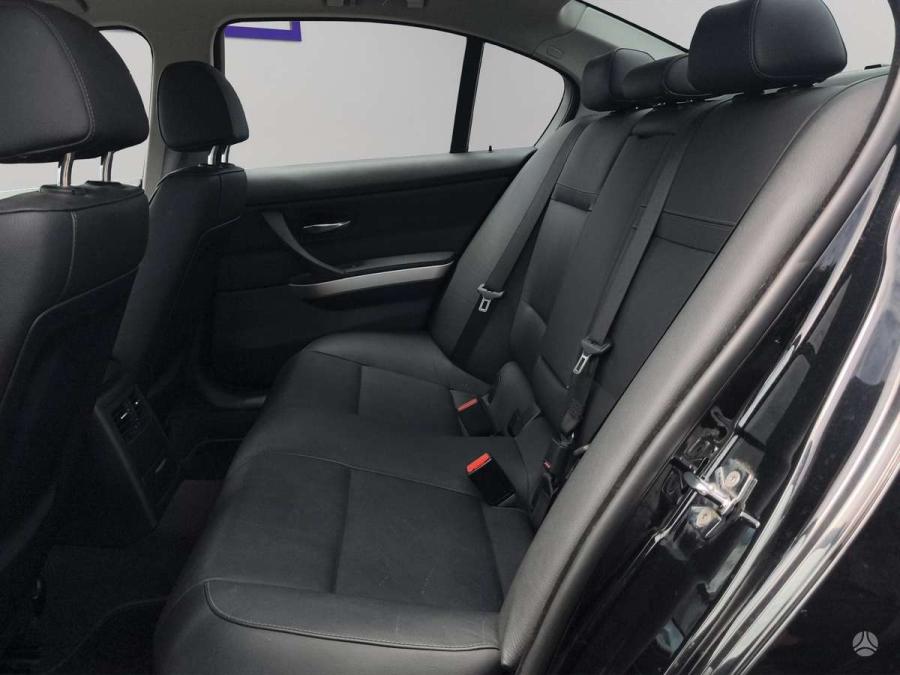 Black BMW 318 2009 in Klaipeda, with an engine capacity of 2.00 L and mileage of 236 thousand km for 4999 €, photo 12 on AUTOMOTO.COM.LV